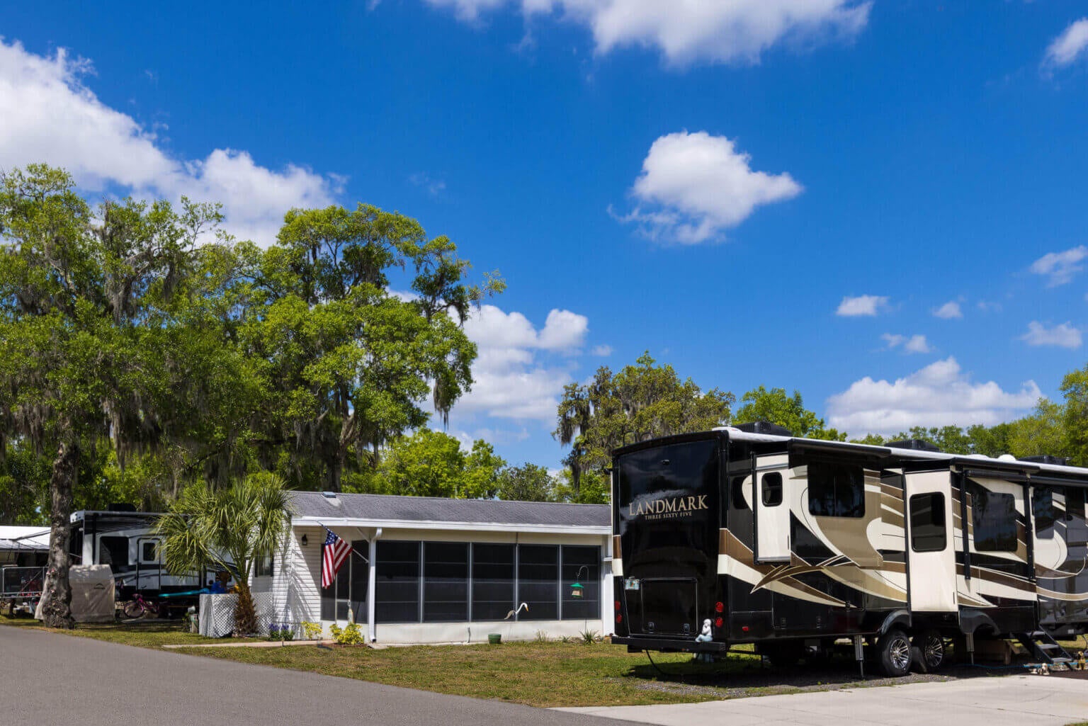 Ways to Stay | Holiday RV Park - Leesburg, Florida